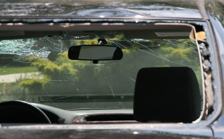 Penyebab dan Solusi Atasi Masalah Lapisan Kaca Mobil Rusak