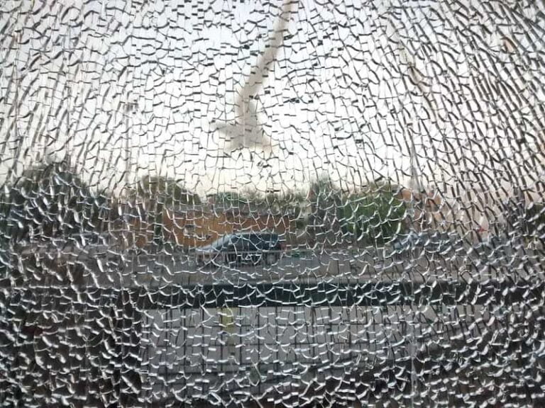 7 Penyebab Kaca Mobil Retak dari Dalam - Rustpro.id