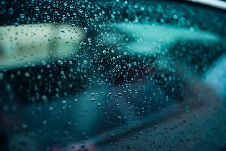 Sering Hujan, Ini Cara Mengatasi Kaca Mobil Berpendar