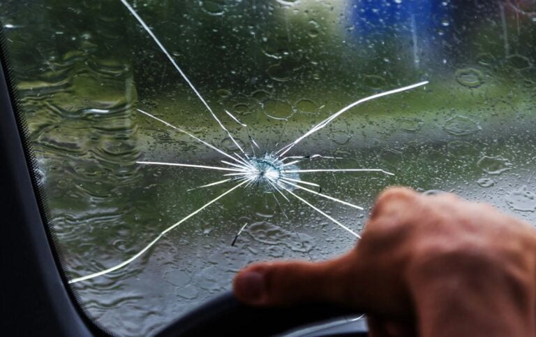 5 Cara Atasi Kaca Mobil Retak Kena Batu, Retak Langsung Hilang ...