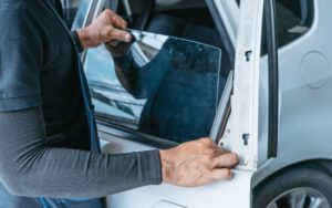 7 Penyebab Kaca Pintu Mobil Seret & Cara Mengatasinya - Rustpro.id